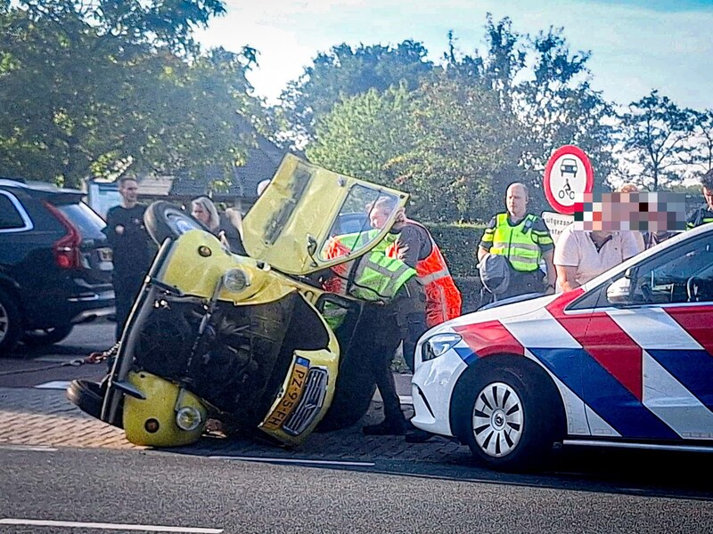 Klassieke Citroën belandt op zijkant na botsing met andere auto in ...
