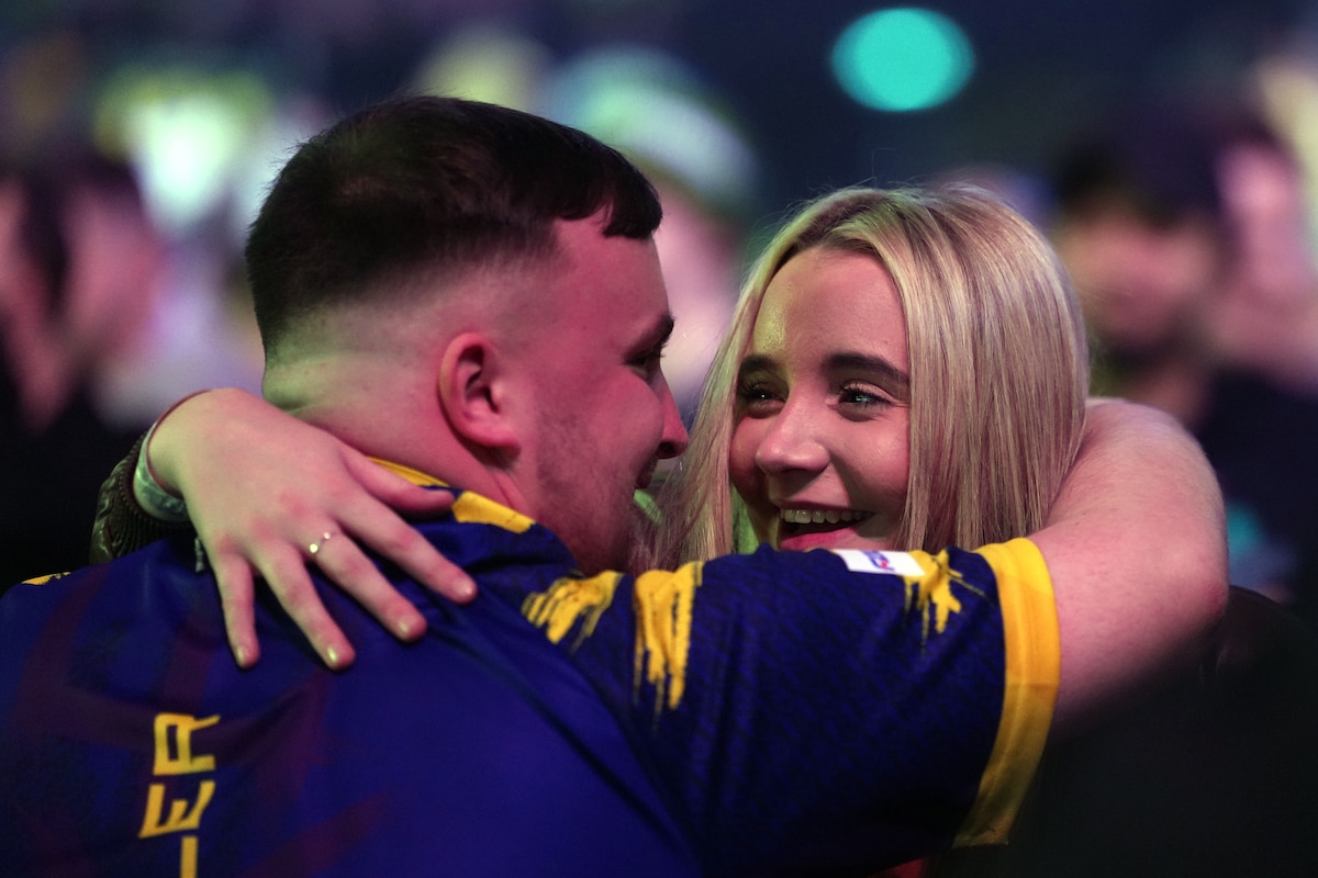 Onstuitbare Luke Littler voor derde keer op rij in WK-finale: ‘Dit is ...