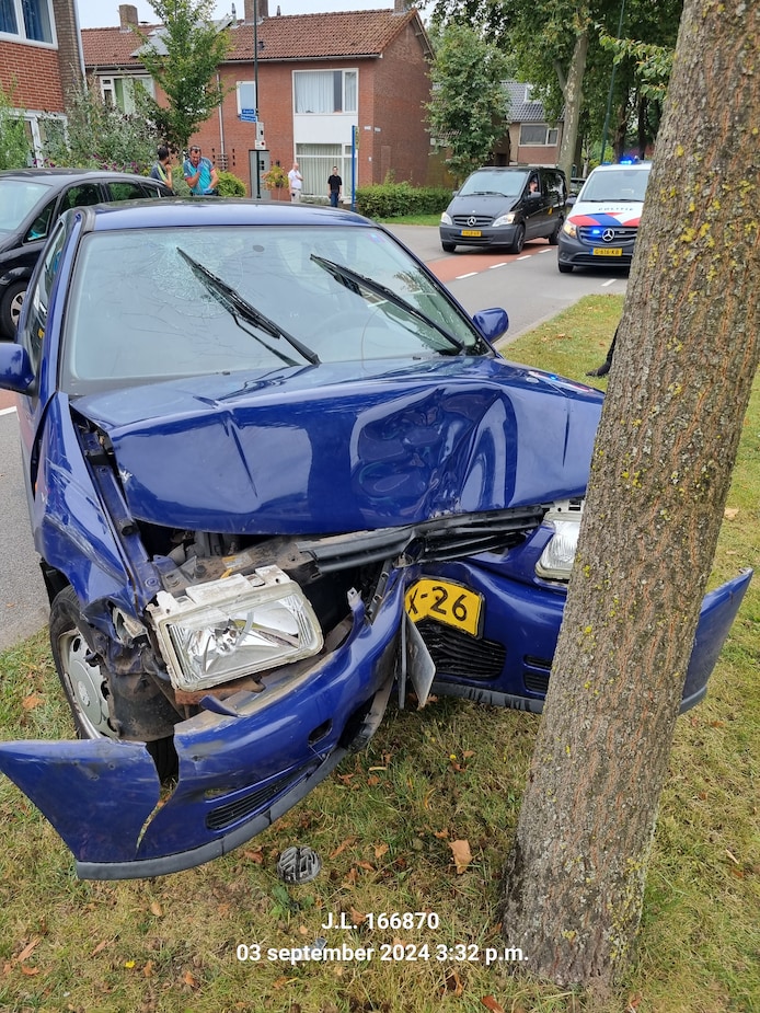 Auto botst frontaal tegen boom in Veldhoven, inzittenden gooien vlak voor crash nog ...