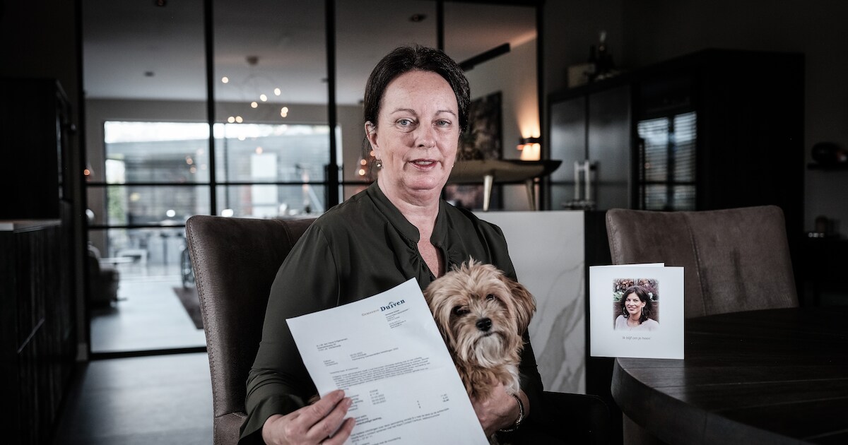 Monique krijgt aanmaning voor haar zus, die al een jaar overleden is ...