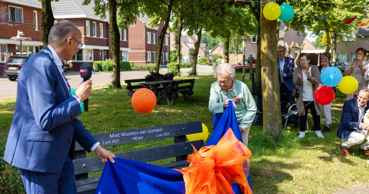 Miet Wouters-Van Gompel neemt (opnieuw) een eeuw-bankje in ontvangst ...