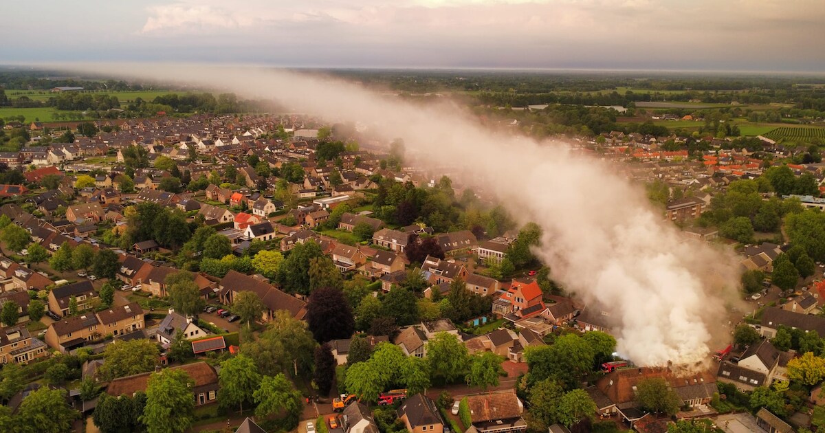Ronald Hein ziet zijn woonboerderij in Den Dungen in vlammen opgaan ...