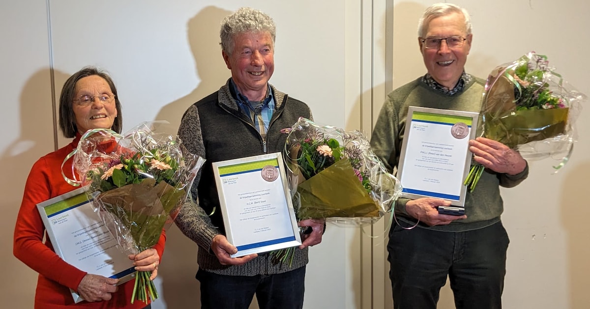 Vrijwilligerslegpenningen voor EHBO-ers Annie Beekmans, Bert Staal en Peter van den Heuvel uit ...