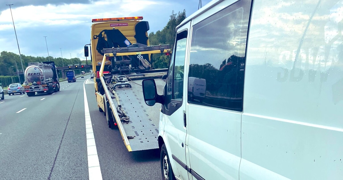 Bestelbus met kapotte motor veroorzaakt oponthoud op de A2 ter hoogte ...