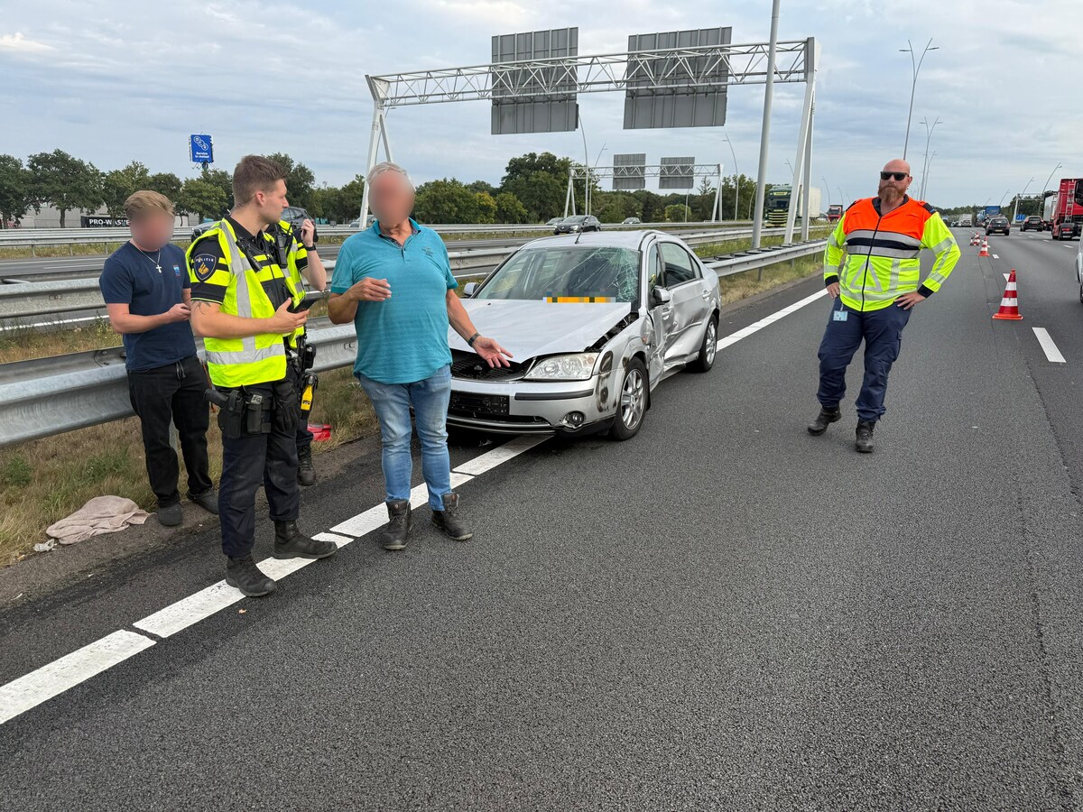 Omstanders halen beknelde man uit auto na ongeval op A2 bij Eindhoven ...