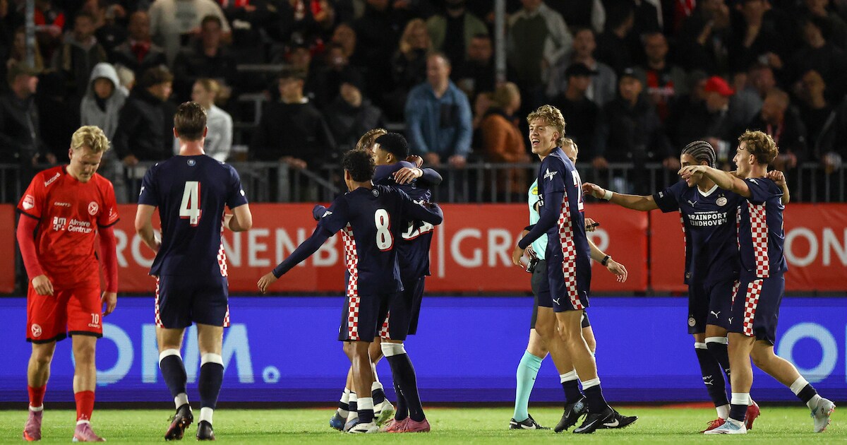 Jong PSV toont zich een waardig koploper in Almere: ploeg van Schaars ...