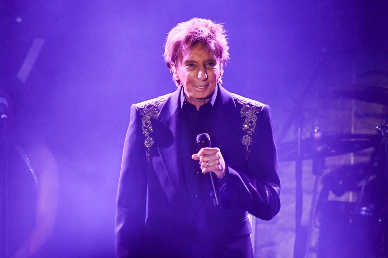 Zanger Barry Manilow (82) heeft een tumor in zijn linkerlong | Nieuws ...