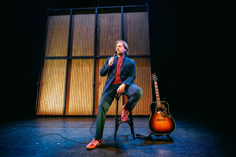 Alex Ploeg met gitaar in ‘Unplugged’: ‘Mensen zijn elkaar kwijt aan het ...