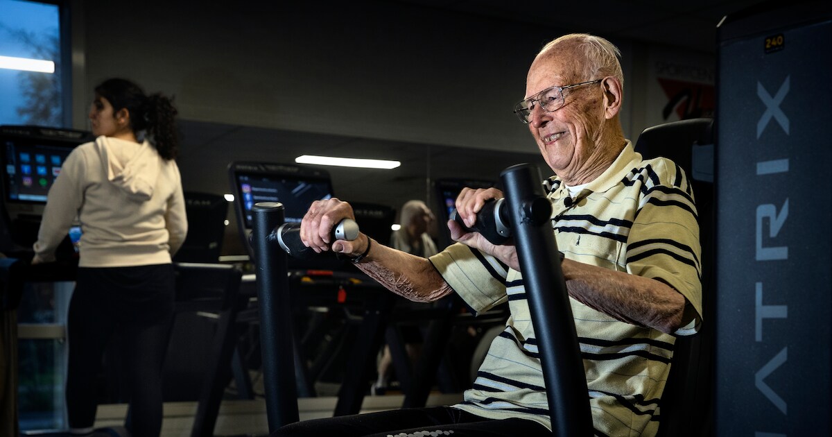 Bewegen en gevoel voor humor houden Kees Büthker (94) fit; hij is de ...