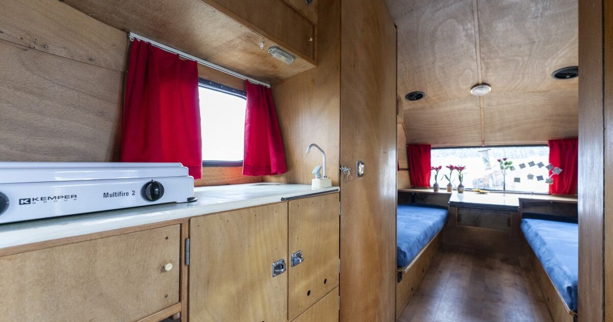 Frank trekt veel bekijks op de camping met zijn klassieke auto en ...