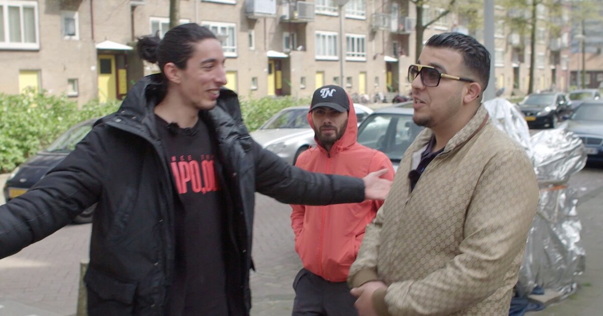 Vlogger Ismail Ilgun met Achter Buurten in Woensel: Het is oorlog, je ...