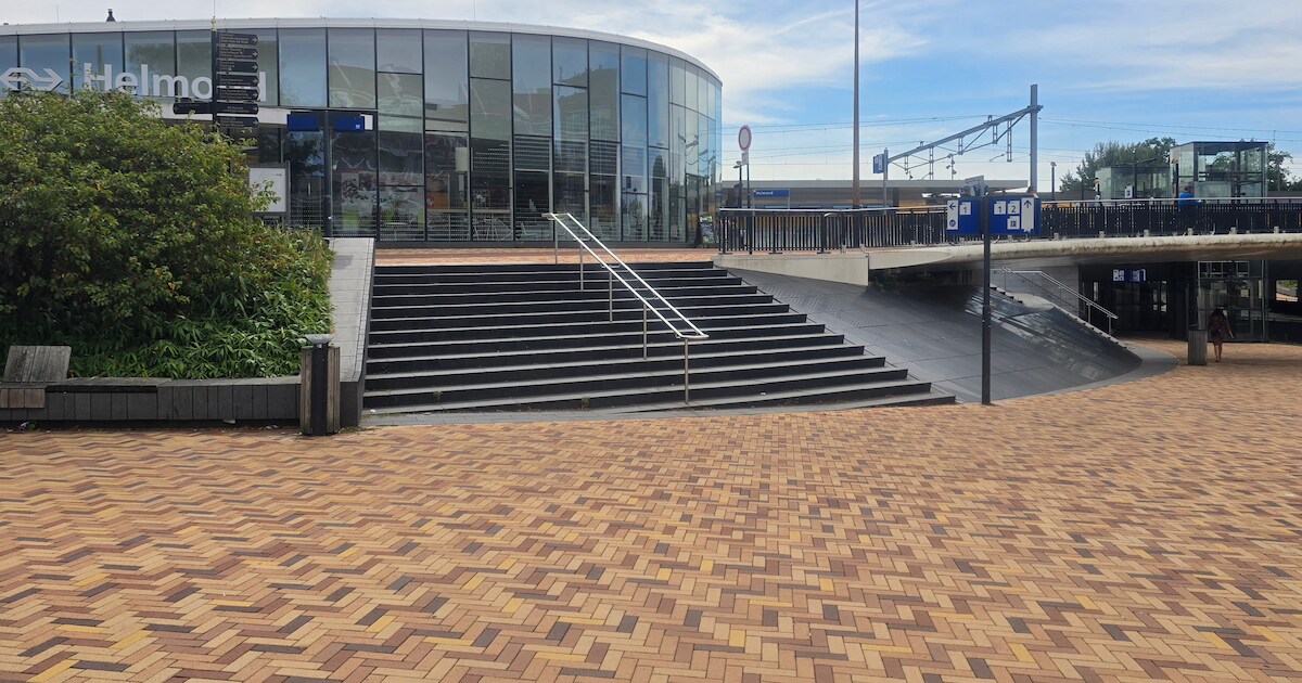Eigenaar lunchroom is blij met de gestraalde steentjes op het Stationsplein: ‘Het was hier soms ...
