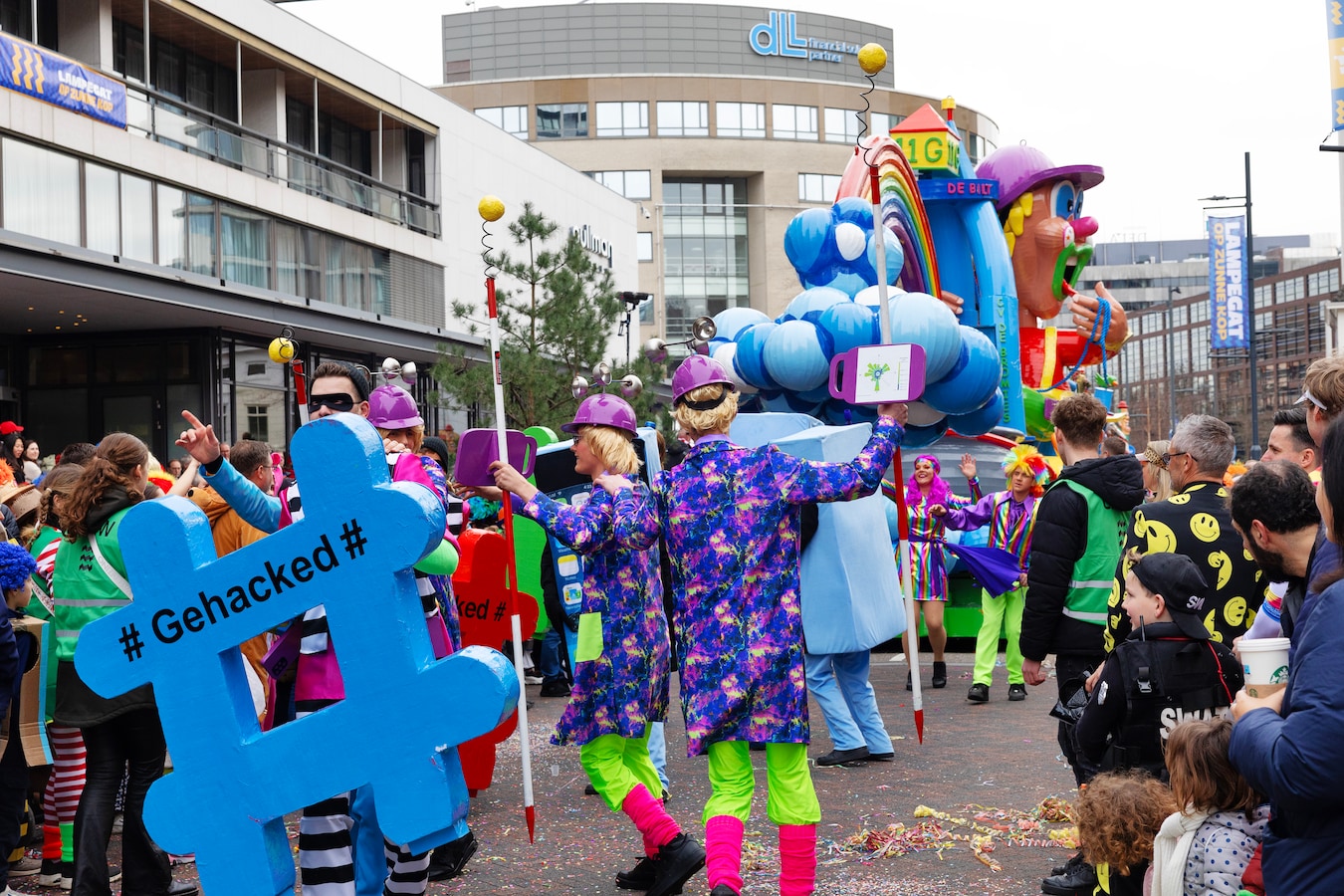 What is the meaning of the floats in the parade? What do I wear? A ...