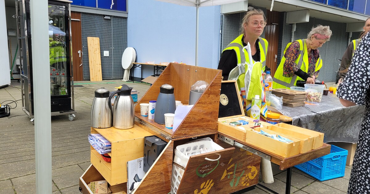 Mensen en honden feliciteren koffiekar; rockfestival Get Together druk ...