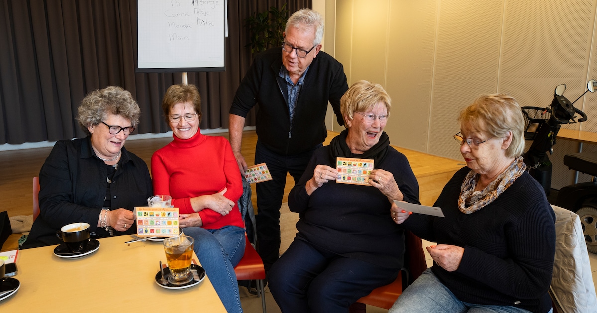 Gezellig aan de Hellemondse proattoffel: ‘Och, bende gaai ok nieuw? Dan ...