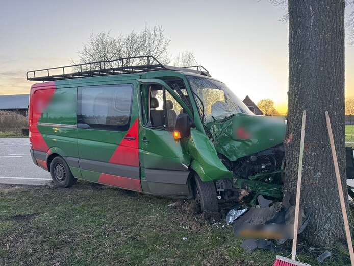 Bestelbus wijkt uit voor stilstaande auto en knalt tegen boom in Elsendorp | 112 nieuws Gemert ...
