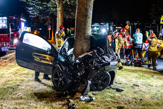 Automobilist botst frontaal tegen boom op Ringbaan in Tilburg en raakt zwaargewond, reed ...