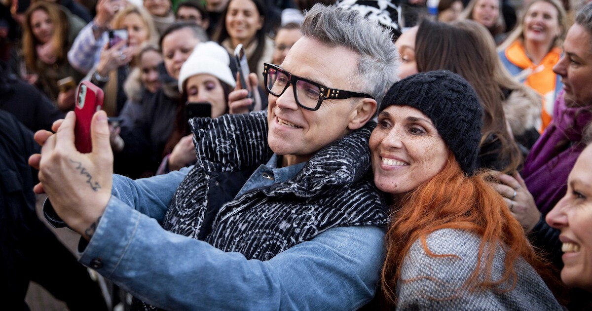 Robbie Williams in Amsterdam als beeldend kunstenaar in Moco Museum: ‘Let’s burn these fuckers ...