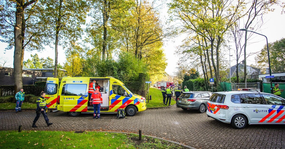 Scooterrijdster raakt zwaargewond aan haar hoofd na val op nat wegdek ...