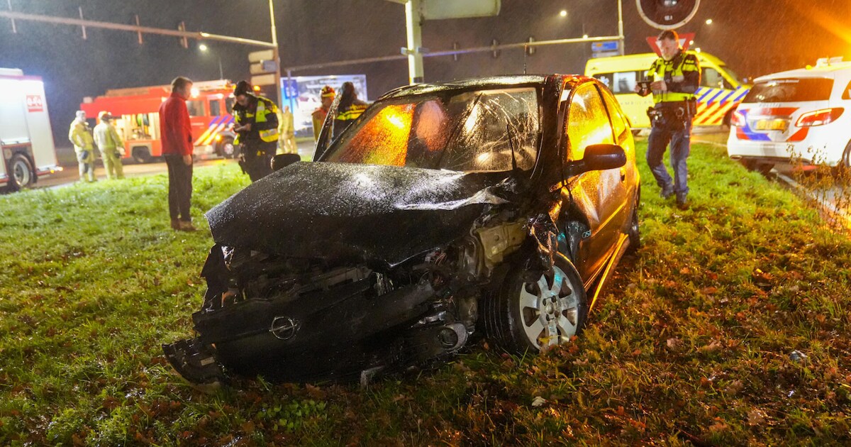 Twee auto's zwaar beschadigd bij botsing op Helmondse kruising | Helmond | ed.nl