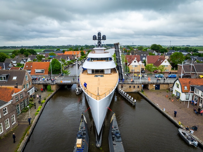 Op één na grootste megajacht ooit: schip van oud-directeur Starbucks ...