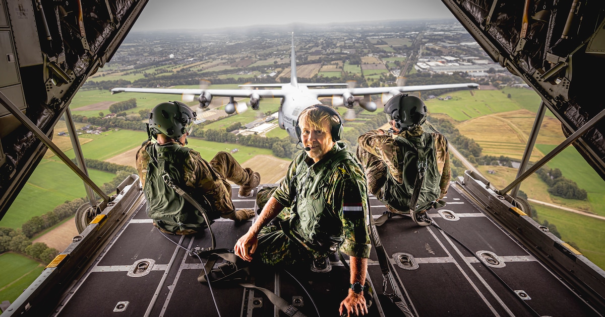 Koning mengt zich onder de para’s bij oefening Falcon Leap: ‘Hij is ...