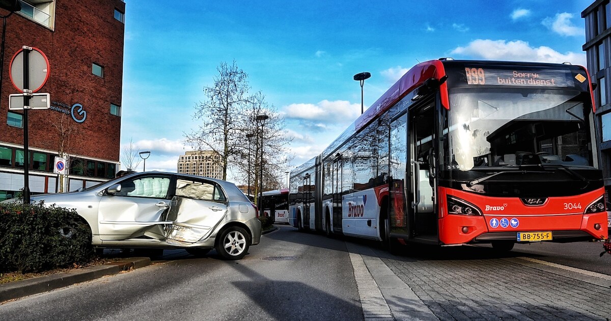 Bus en auto klappen op elkaar vlak bij station in Tilburg | Tilburg | ED.nl
