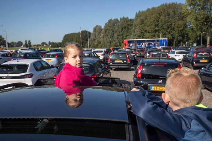 Zingen en bidden vanuit de auto bij drive-in kerkdienst: ‘Moet je zien ...