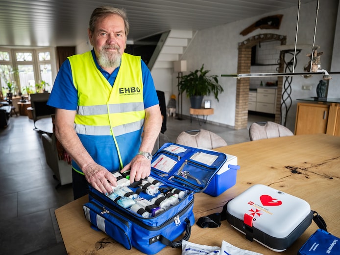 Roel Dijk (76) van EHBO-vereniging Cranendonck geeft voorzittershamer ...