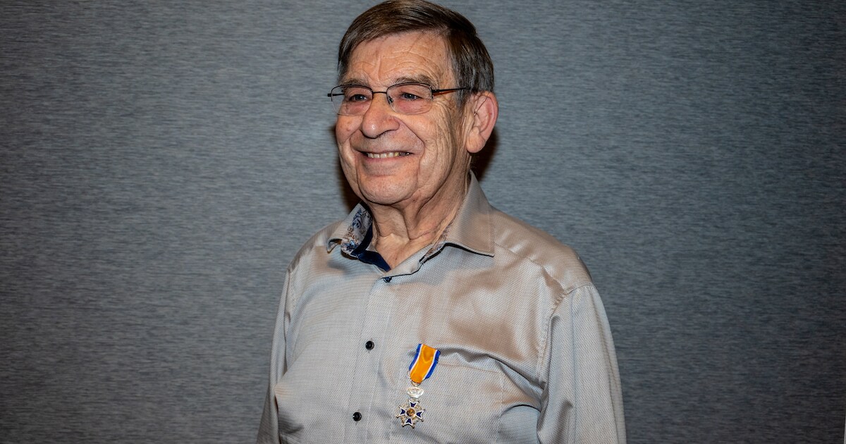 Koninklijke waardering voor Kees Veldpaus vanwege zijn jarenlange inzet voor de brandweer ...