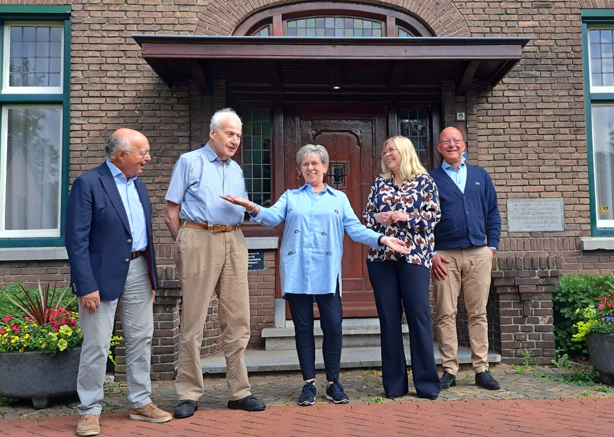 Vier Nuenense (oud-)burgemeesters op een rij, speciaal voor hun ...