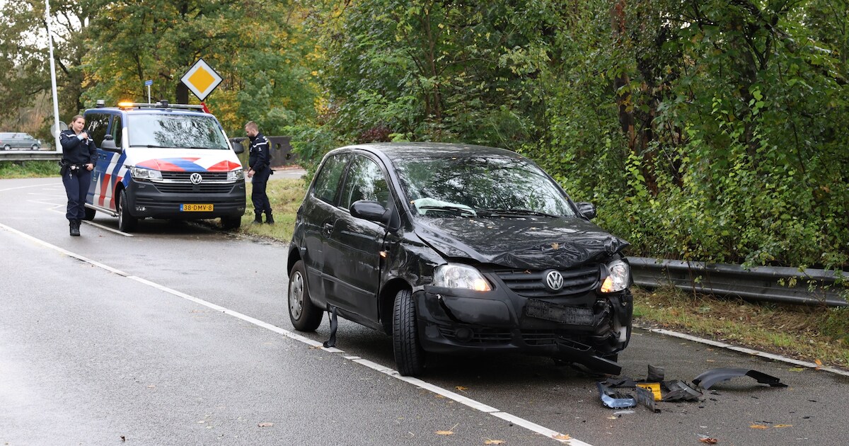 Auto’s botsen frontaal op weg in Best, zware schade aan beide ...