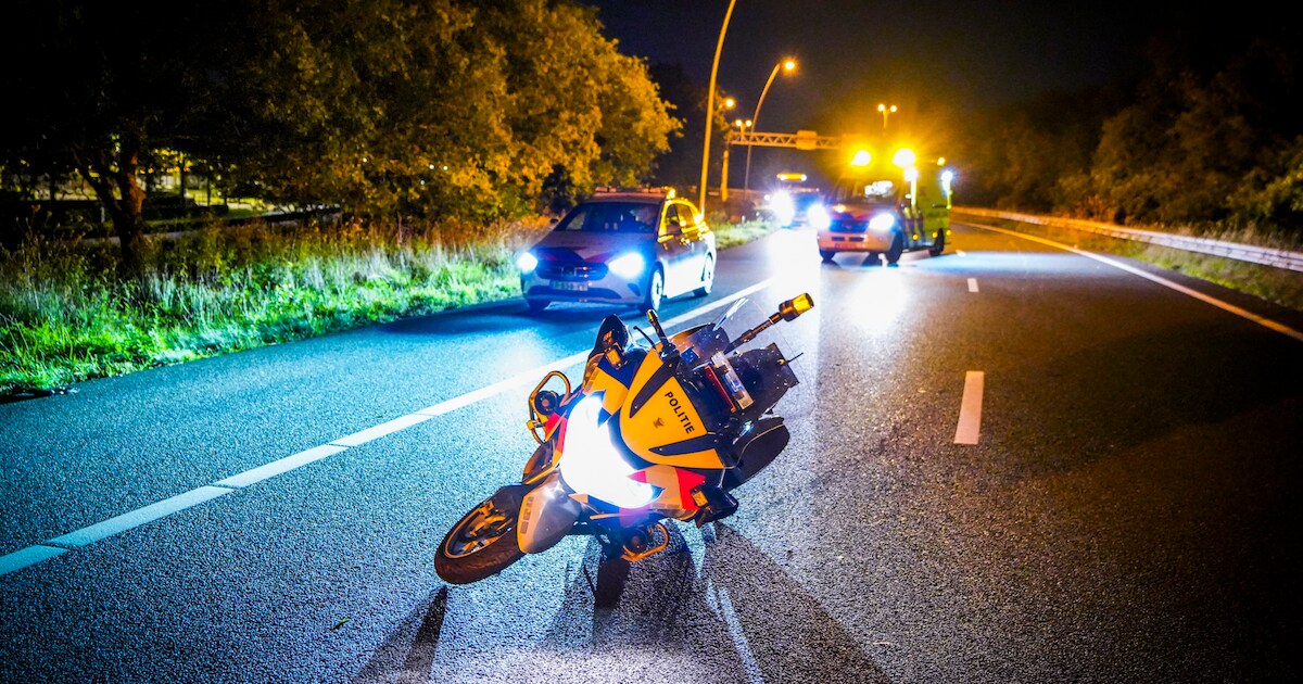 Motoragent gaat onderuit op snelweg bij Eindhoven, raakt gewond bij ...