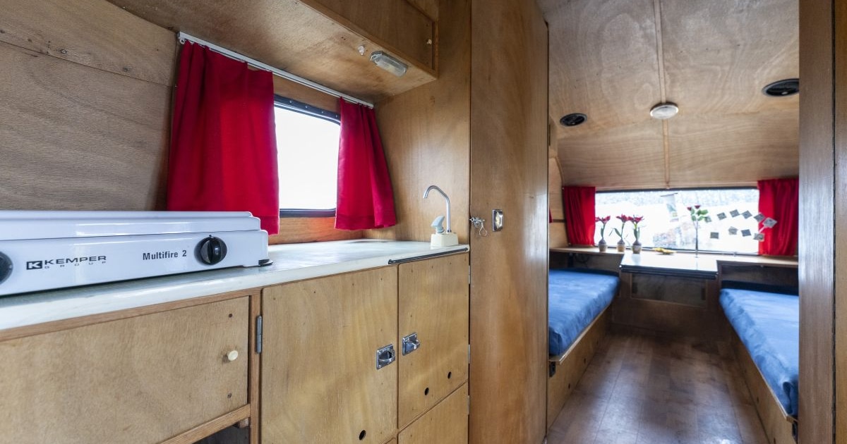 Frank trekt veel bekijks op de camping met zijn klassieke auto en ...