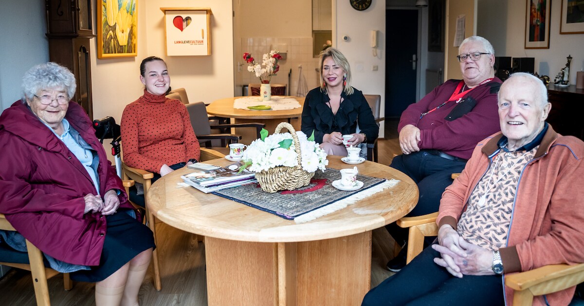Nadat Roxy’s (27) relatie op de klippen loopt, vindt ze woonruimte in ...