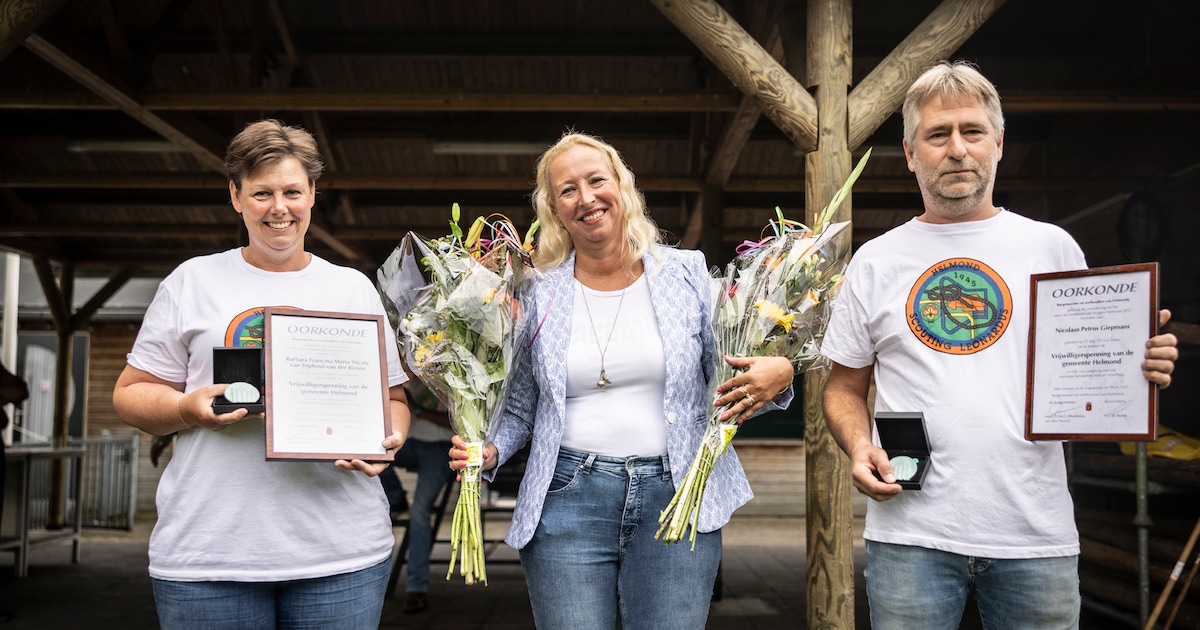 Twee vrijwilligerspenningen voor leden van Scouting Leonardus in ...