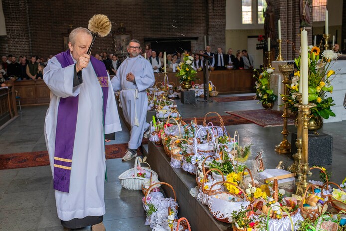 Volle kerkbanken en paasmandjes: Swieconka brengt Poolse gemeenschap ...