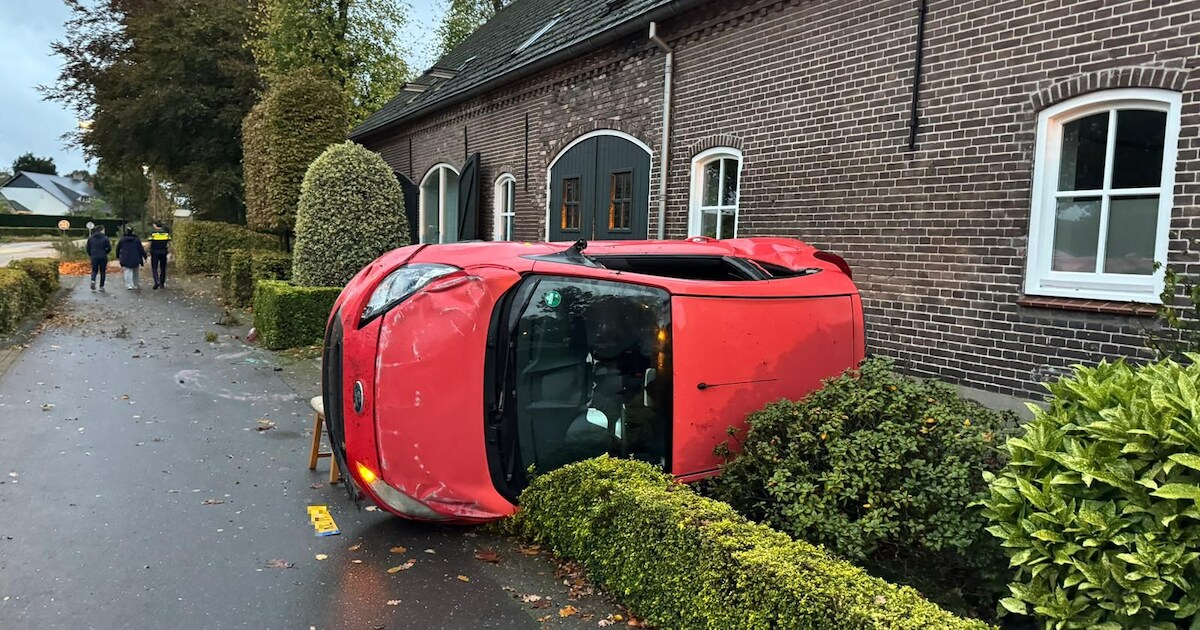 Auto slaat over de kop en crasht in voortuin in Gemert | Gemert-Bakel ...