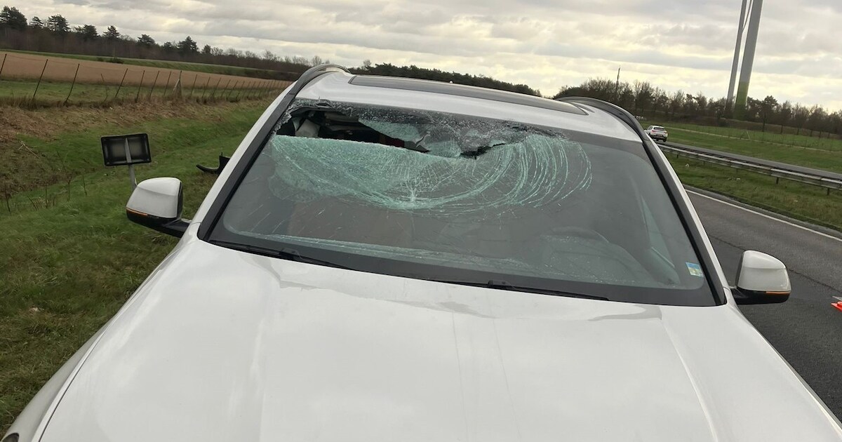 Automobilist krijgt dak van cabrio op zijn voorruit op de A2 bij Weert ...