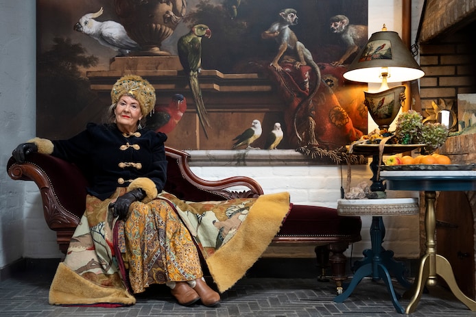 Toeristen in Heusden willen met Wilma in haar zelfgemaakte kleding op ...