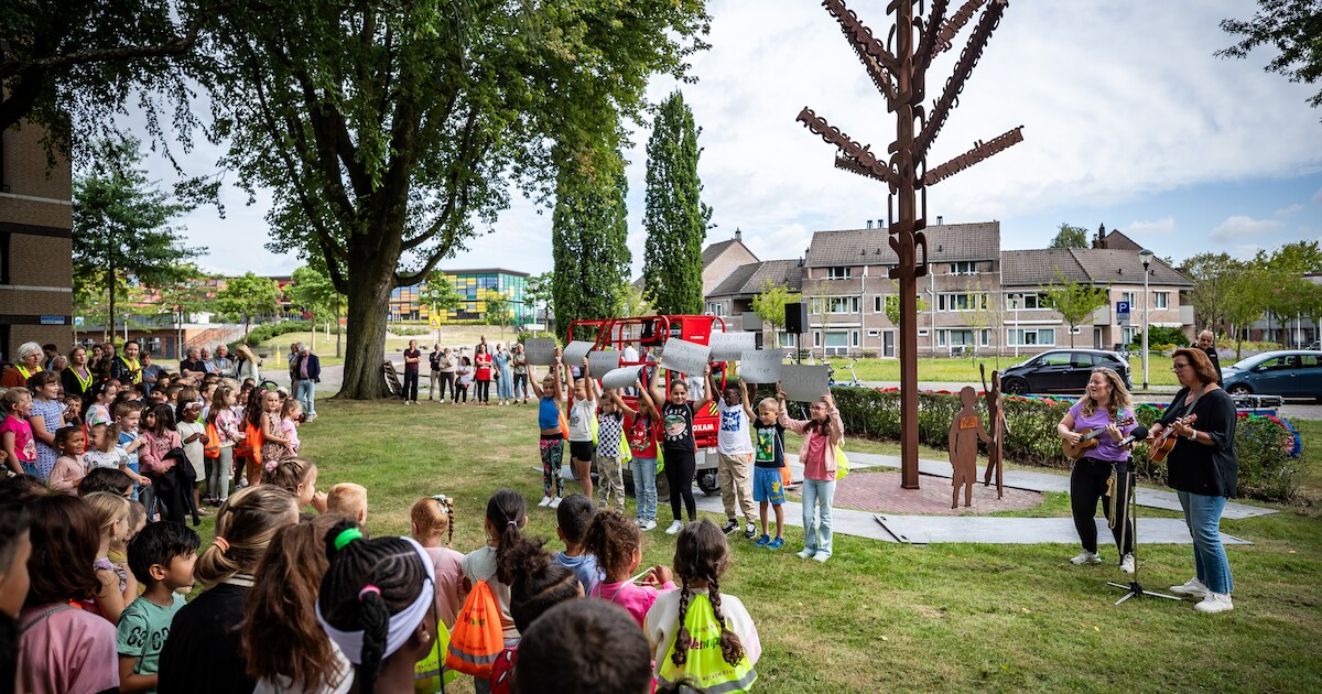 Buiten is alles schitterend opgeknapt in Helmond-West, achter de ...