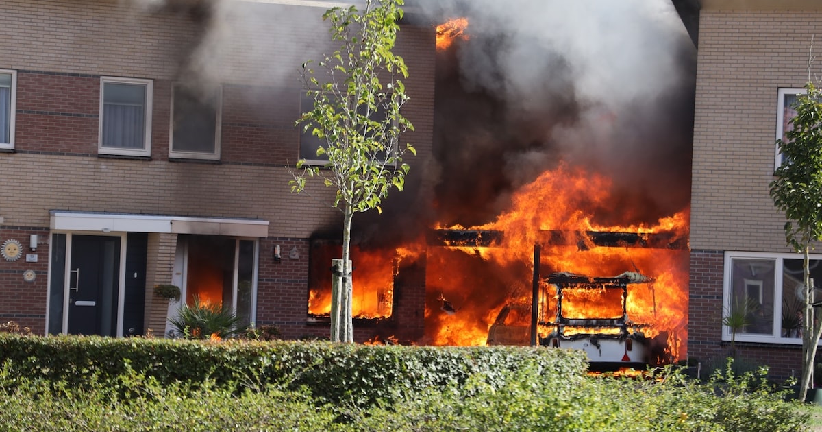 Meerdere woningen getroffen door grote brand in Uden | Brabant | ED.nl