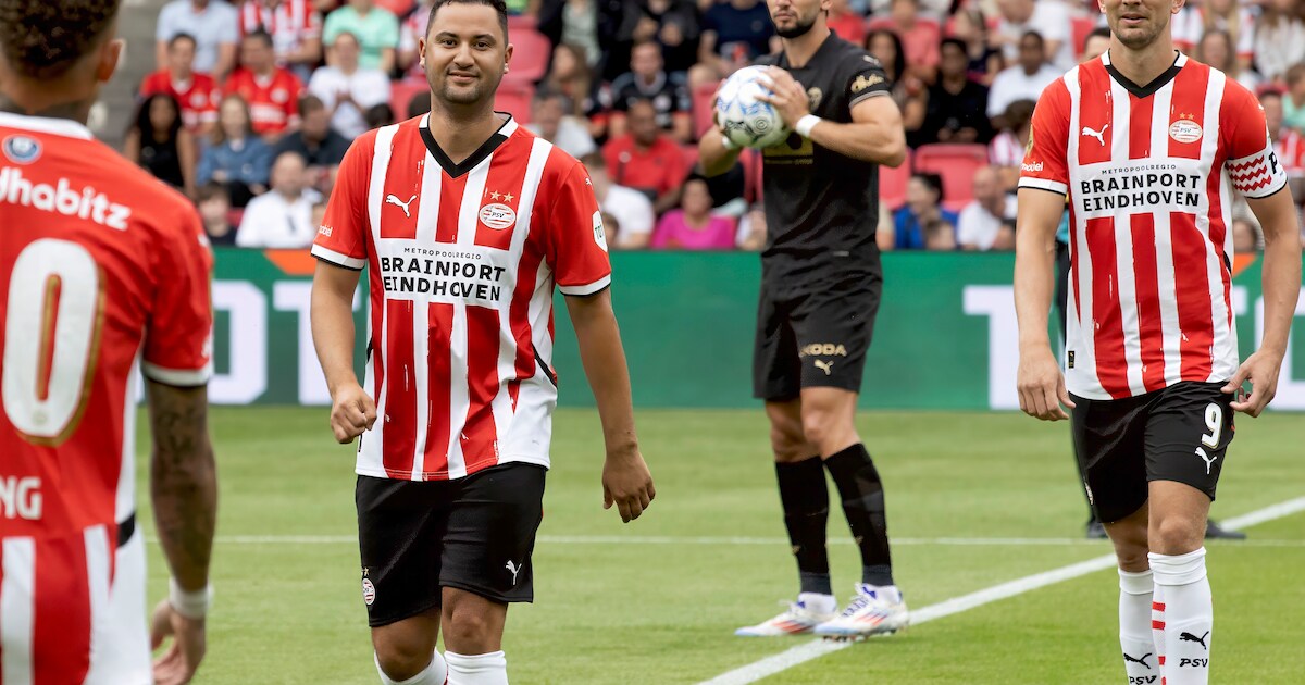 Supporter William (32) verricht eenmalig aftrap bij PS­V - Valencia ...