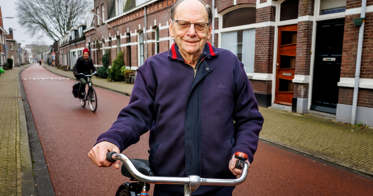 Dankzij Piet Romme (92) zijn fietspaden over de hele wereld rood; en ...