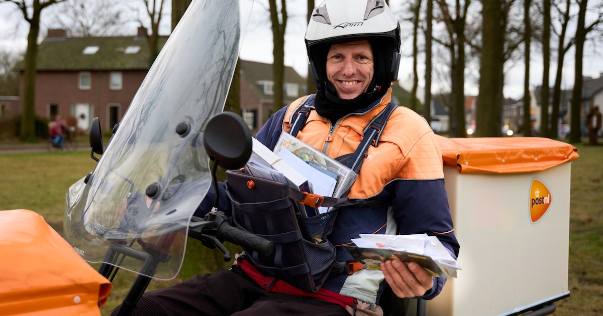 Deze postbode is van alle markten thuis: naast brieven bezorgen heeft ...