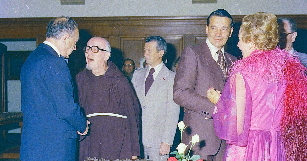 Pater schudt wethouder de hand: wie heeft er herinneringen aan Sjef ...