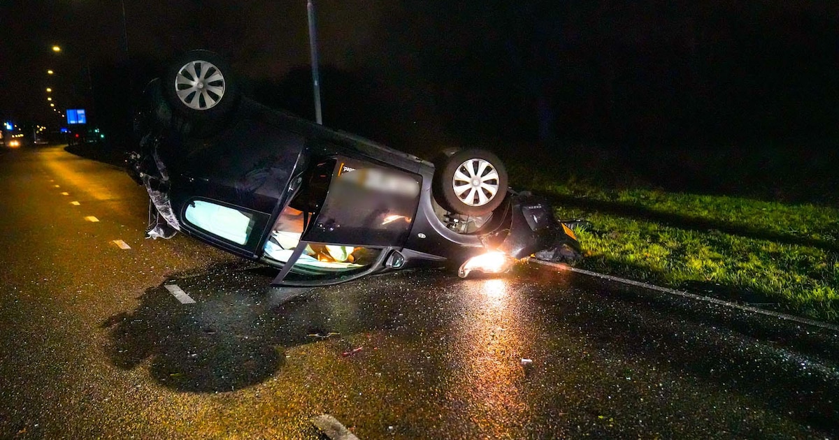 Auto raakt van de weg en belandt op zijn kop op de Europaweg bij ...