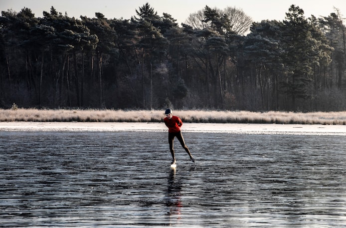 Eerste schaatsers begeven zich op natuurijs, maar volgens weerman is het oppassen geblazen ...