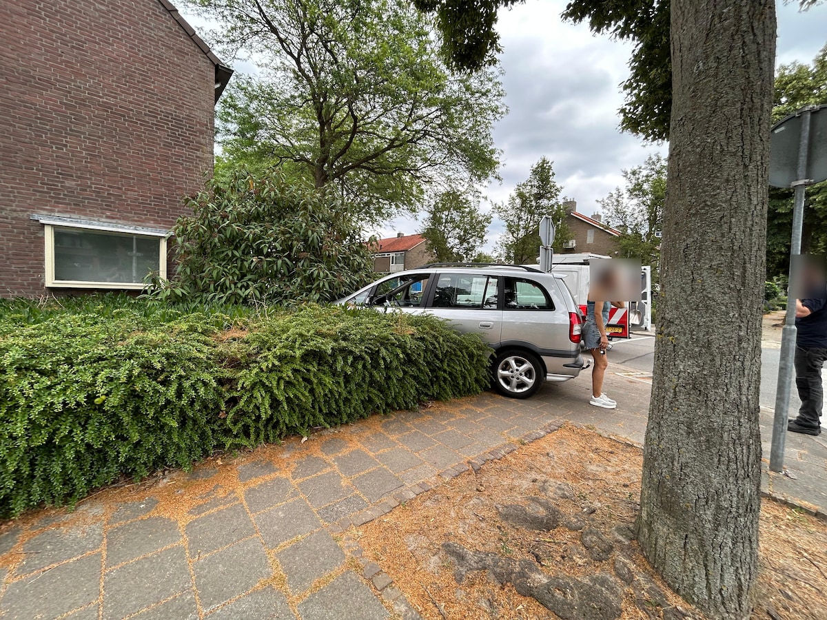 Auto mist op het nippertje fietser en huis in Eindhoven | Foto | ed.nl