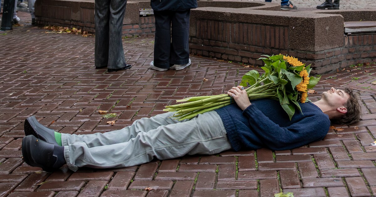 Mensen spugen, lachen hem uit en hangen over hem heen, maar Izebrand ...
